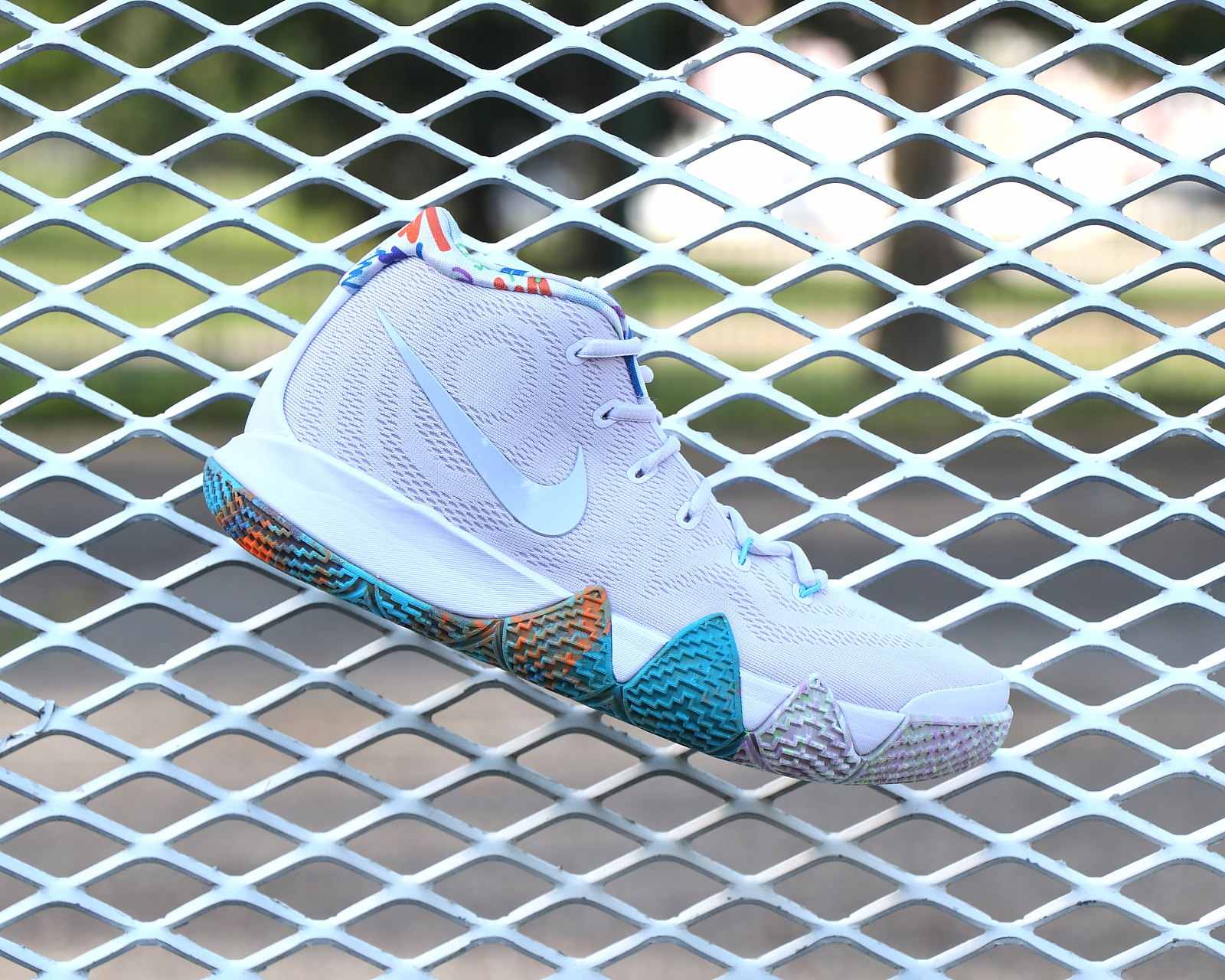 Kyrie Irving et la Nike Kyrie 4 voyagent dans le temps avec un nouveau ...
